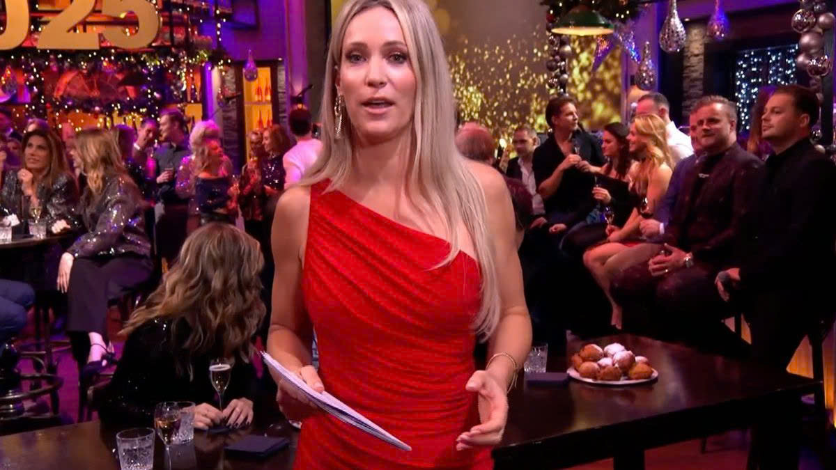 Waar Nederland op 1 januari 2025 over praat: Het rode jurkje van Hélène ...