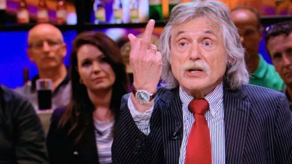Johan Derksen reageert fel op de bizarre reactie van Sylvana Simons ...