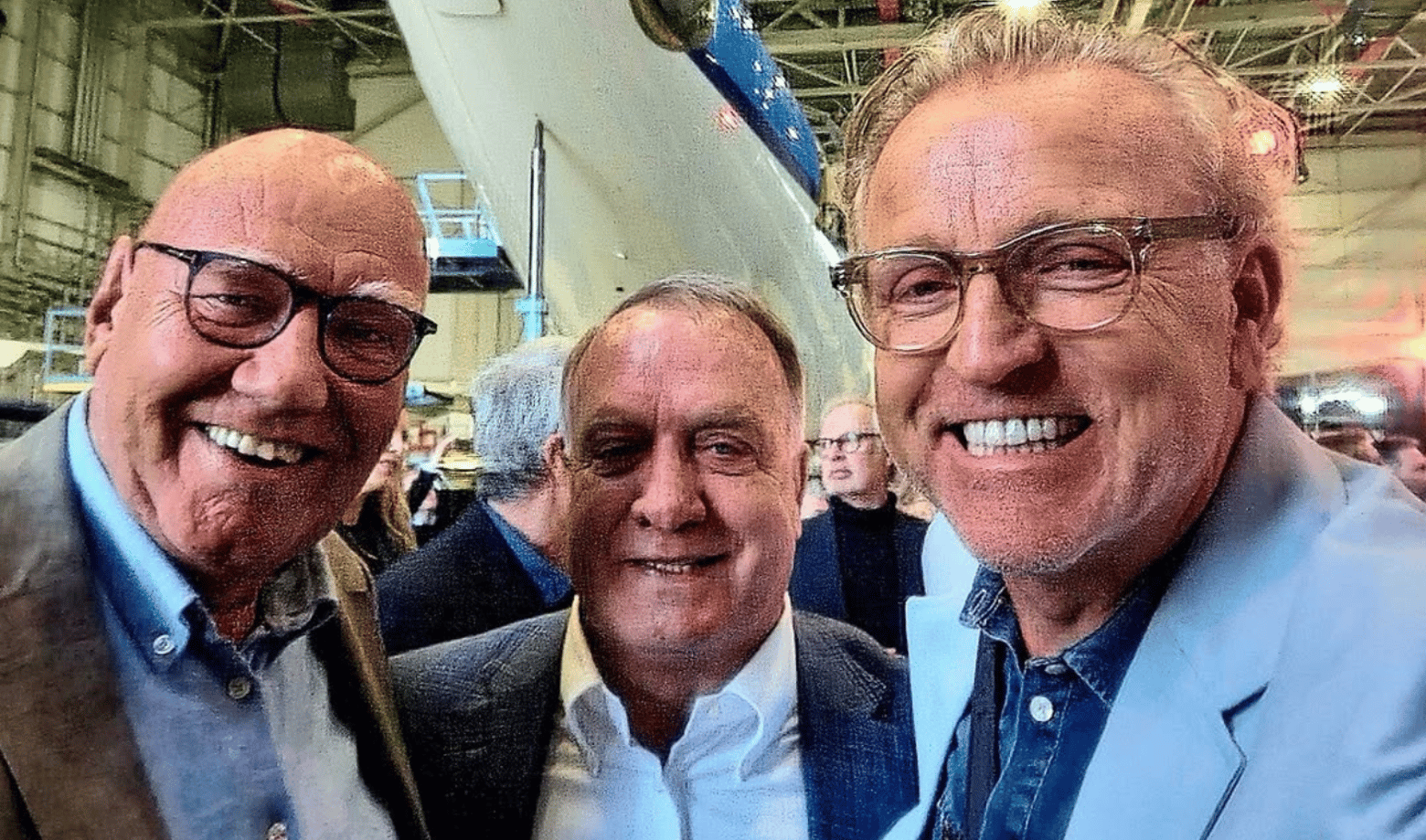 Gordon negeert Wilfred Genee op Schiphol – maar lacht met grote ...